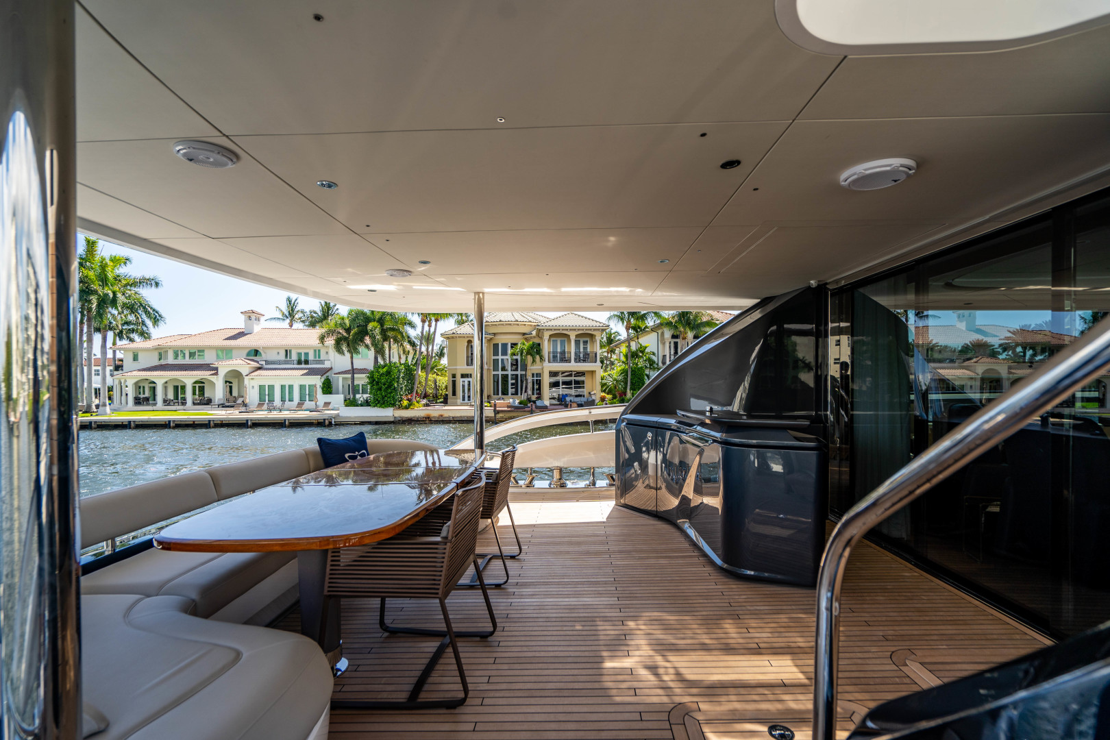 Yacht SPLASH, Princess X95 | CHARTERWORLD Luxury Superyacht Charters